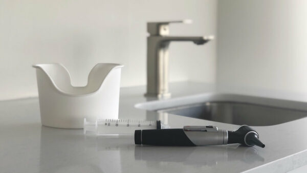 Lavage d'oreille par une infirmière | Clinique Médicale 360